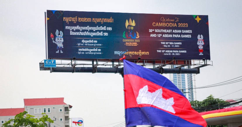 Photos of the Week: Banners and Billboards Installed on Main Streets in ...