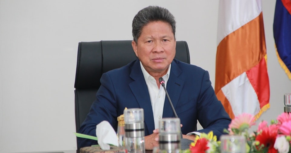 H.E. Sun Chanthol Holds a Get-Together with Cambodian National Swimmers ...