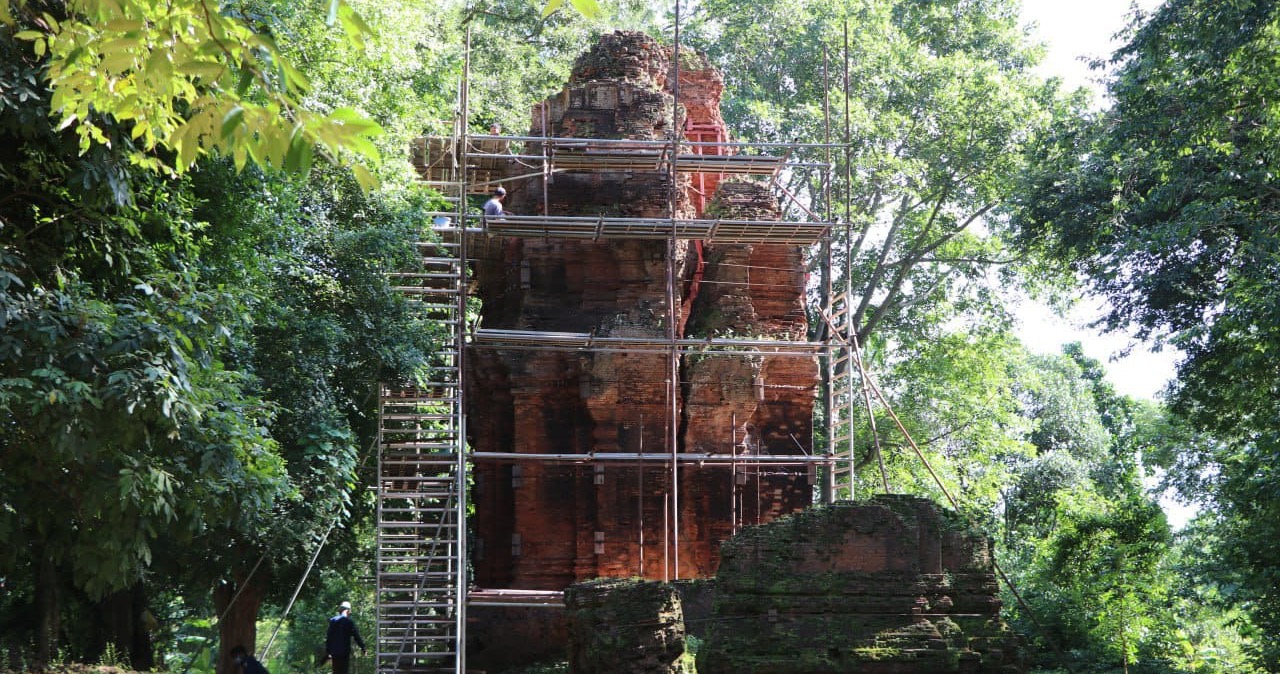 Mr. Sim Oeum Shares His 29-Year Experience in Ancient Temple ...