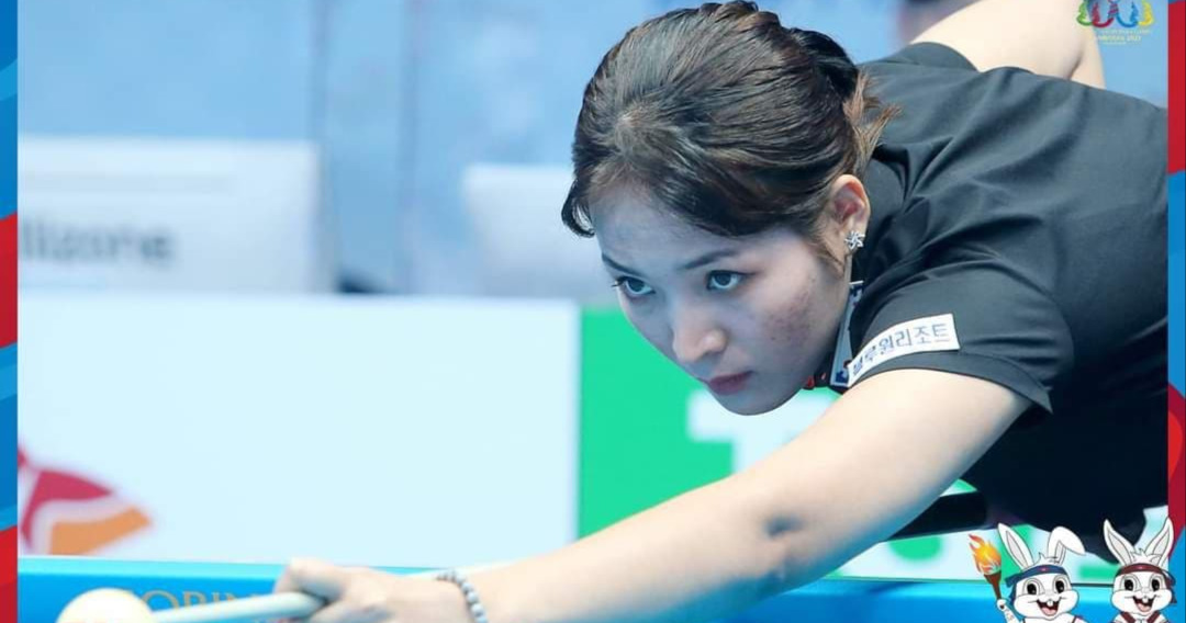 Une joueuse cambodgienne de billard participe à la compétition PBA Team ...