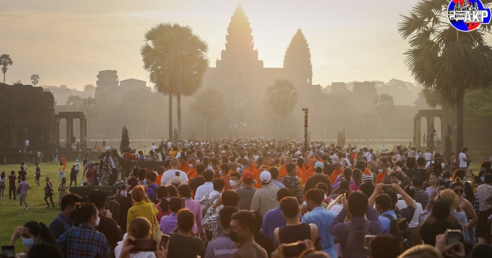 A Crowd of Tourists Witness Equinox Sunrise at Angkor Wat Temple ...