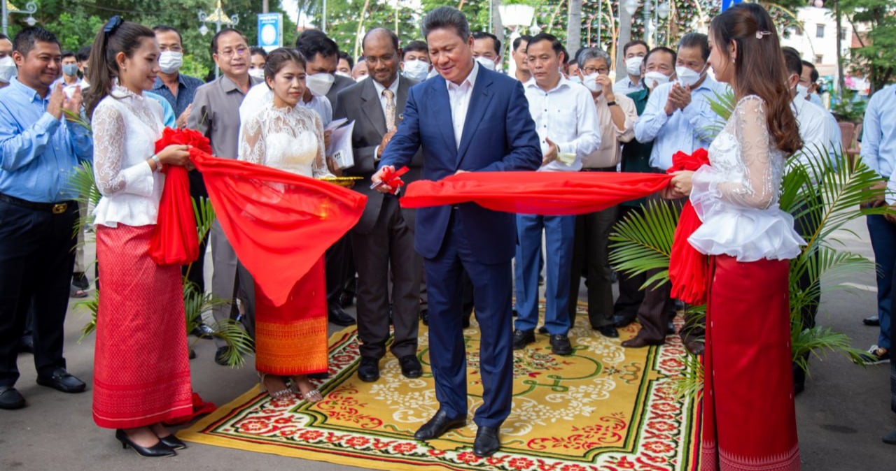Le ministre d’Etat Sun Chanthol inaugure une borne de recharge pour ...