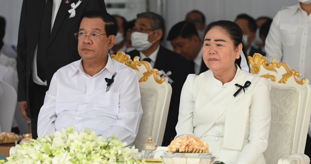 Samdech Techo Hun Sèn et son épouse participent au cortège funèbre et à ...